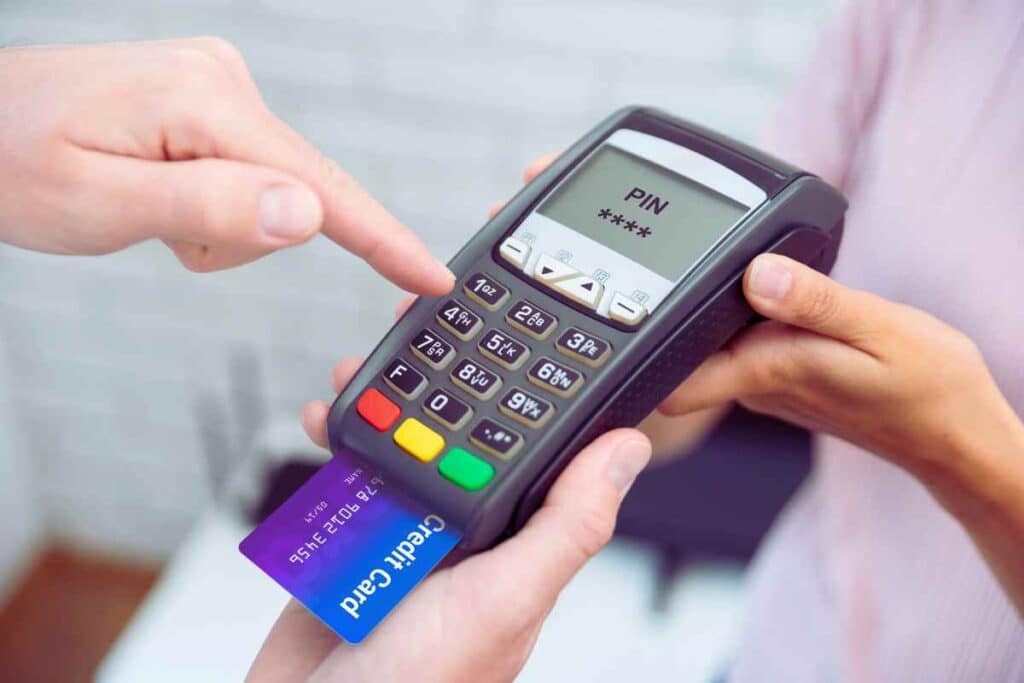 Il pagamento con carta diventa un incubo: spunta un addebito improvviso ...
